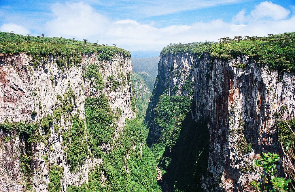 Hiker's Guide to Brazil National Parks - Green Mochila